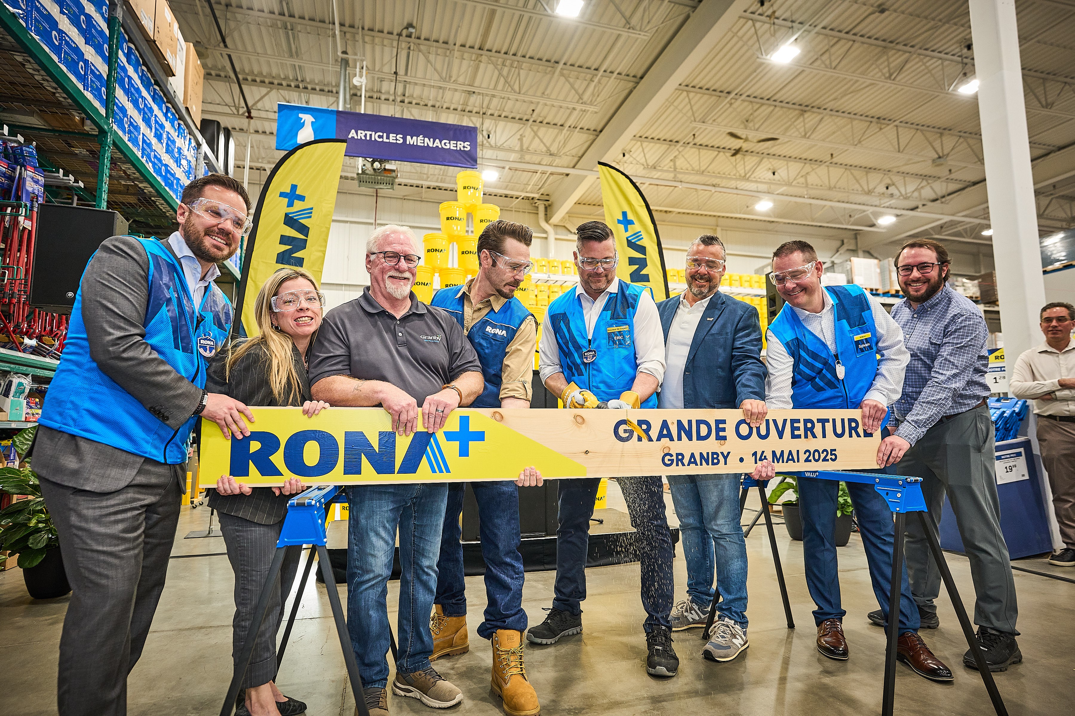 RONA inc.: 15 nouveaux magasins arborent maitenant les couleurs de RONA+